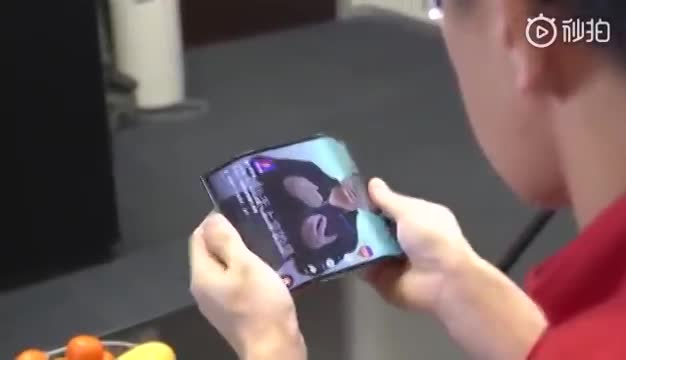 Xiaomi показала на видео свой складывающийся втрое смартфон