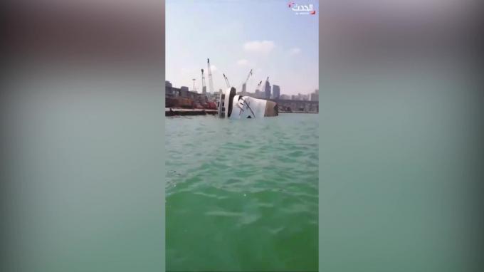 Круизный лайнер Orient Queen затонул в порту Бейрута после взрыва